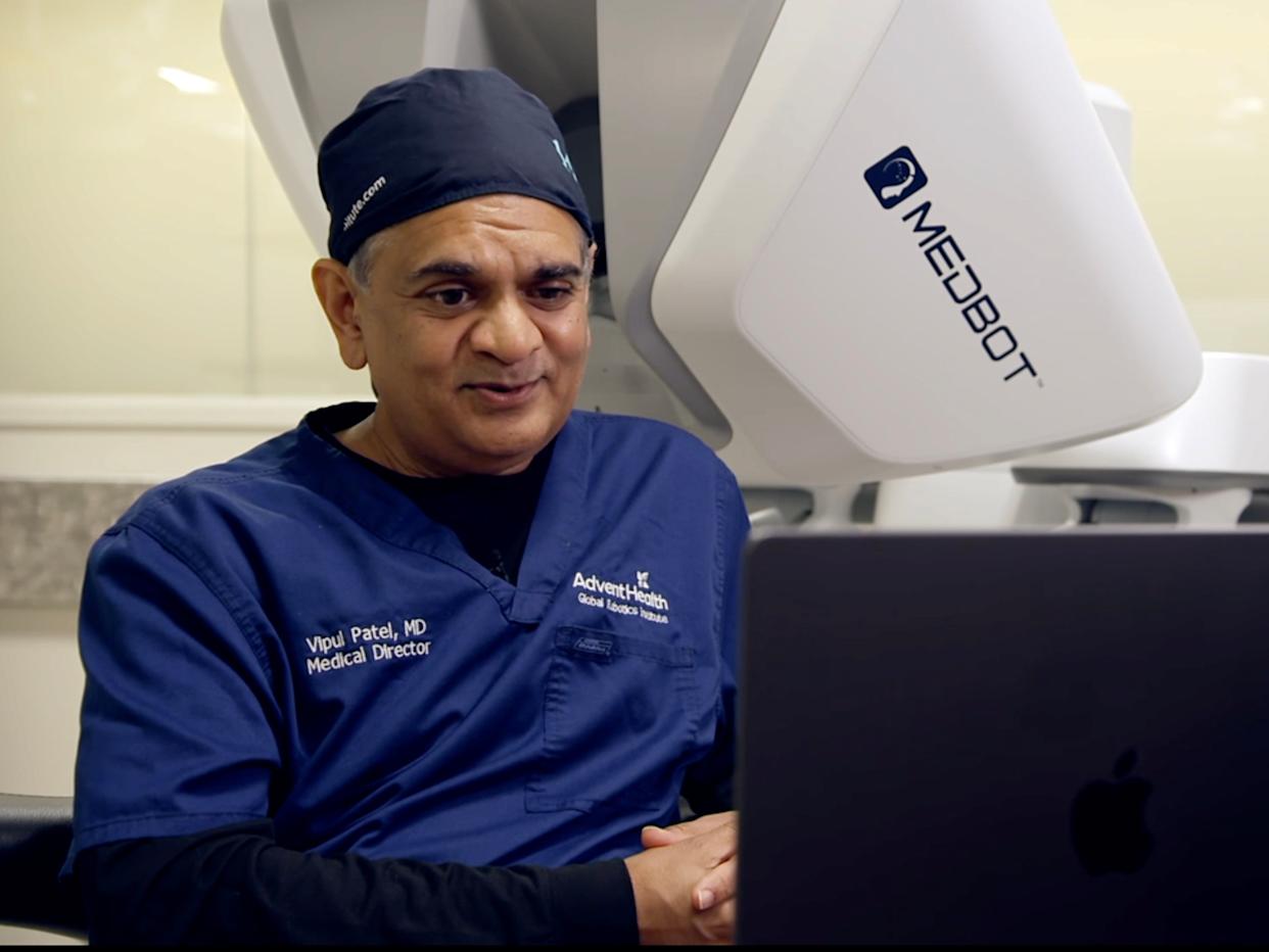Florida Surgeon Performs Groundbreaking Robotic Prostate Surgery on ...